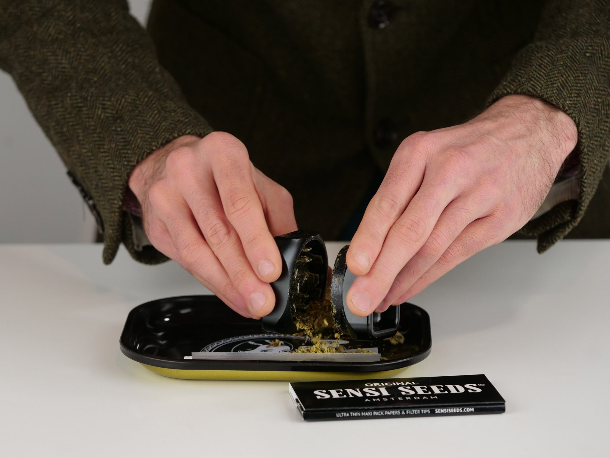 How to Roll a Joint: A Step-by-Step Guide - Sensi Seeds